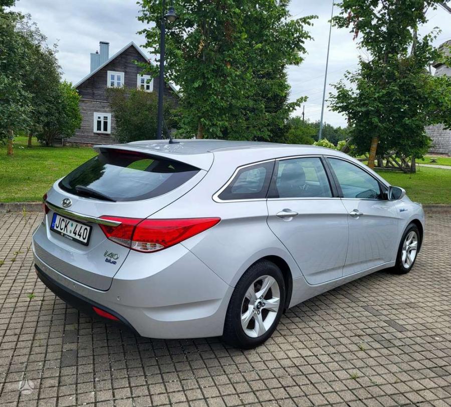 Grey Hyundai i40 2012 in Siauliai, with an engine capacity of 1.70 L and mileage of 295 thousand km for 3750 €, photo 16 on AUTOMOTO.COM.LV