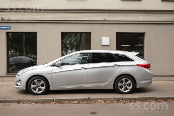 Pelēks Hyundai i40 2012 Rīga, ar dzinēja tilpumu 1.70 L un nobraukumu 259 tūkst. km par 3000 €, foto 5 vietnē AUTOMOTO.COM.LV