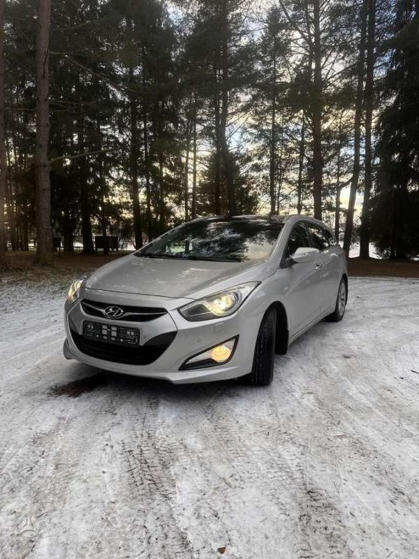 Grey Hyundai i40 2013 in Rokiskis, with an engine capacity of 1.69 L and mileage of 157 thousand km for 2800 €, photo 1 on AUTOMOTO.COM.LV