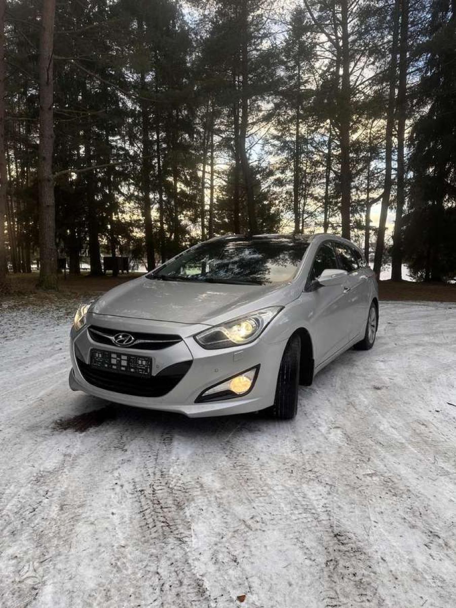 Grey Hyundai i40 2013 in Rokiskis, with an engine capacity of 1.69 L and mileage of 157 thousand km for 2800 €, photo 1 on AUTOMOTO.COM.LV