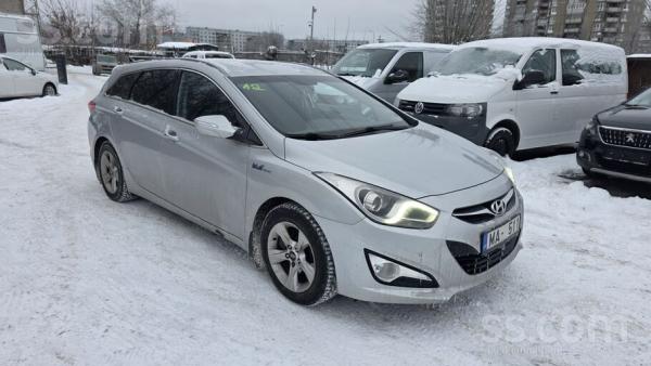 Pelēks Hyundai i40 2013 Rīga, ar dzinēja tilpumu 1.70 L un nobraukumu 278 tūkst. km par 4390 €, foto 2 vietnē AUTOMOTO.COM.LV