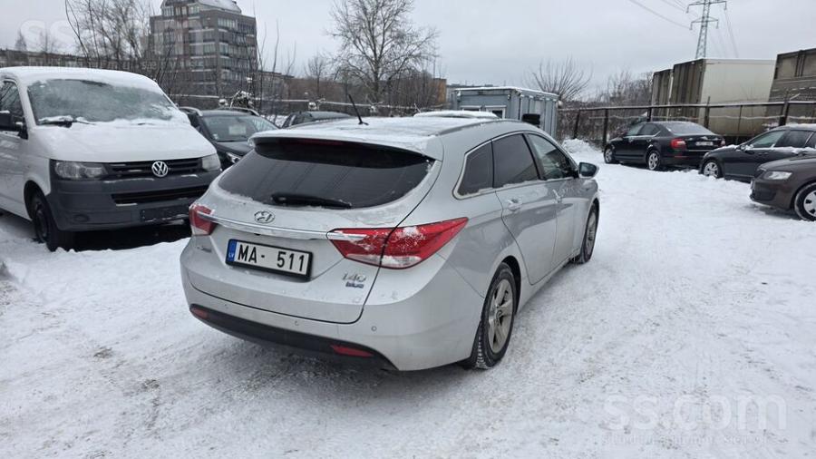 Pelēks Hyundai i40 2013 Rīga, ar dzinēja tilpumu 1.70 L un nobraukumu 278 tūkst. km par 4390 €, foto 4 vietnē AUTOMOTO.COM.LV