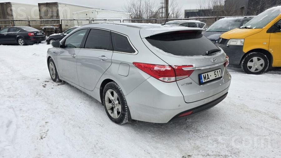 Pelēks Hyundai i40 2013 Rīga, ar dzinēja tilpumu 1.70 L un nobraukumu 278 tūkst. km par 4390 €, foto 5 vietnē AUTOMOTO.COM.LV