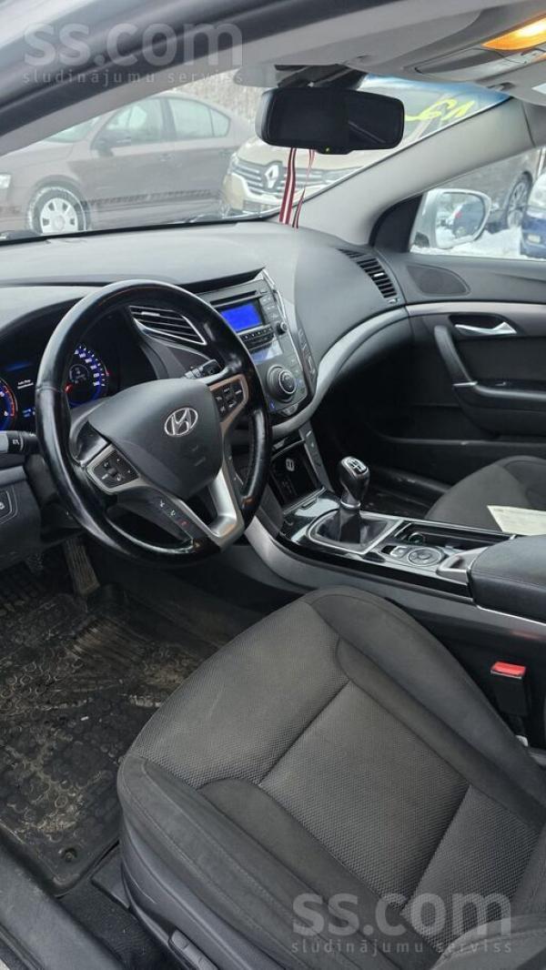 Pelēks Hyundai i40 2013 Rīga, ar dzinēja tilpumu 1.70 L un nobraukumu 278 tūkst. km par 4390 €, foto 6 vietnē AUTOMOTO.COM.LV