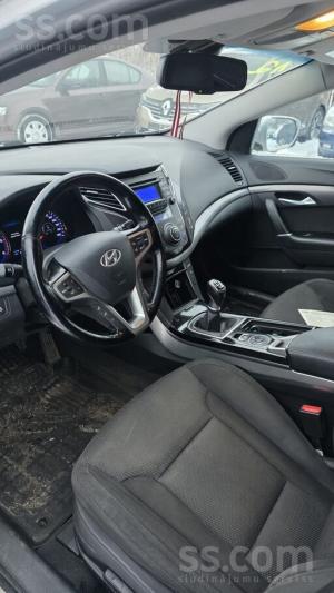 Pelēks Hyundai i40 2013 Rīga, ar dzinēja tilpumu 1.70 L un nobraukumu 278 tūkst. km par 4390 €, foto 6 vietnē AUTOMOTO.COM.LV