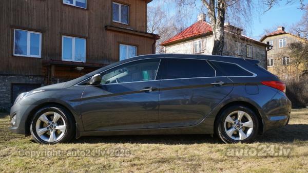 Pelēks Hyundai i40 2013 Tallina, ar dzinēja tilpumu 1.60 L un nobraukumu 119 tūkst. km par 9000 €, foto 1 vietnē AUTOMOTO.COM.LV