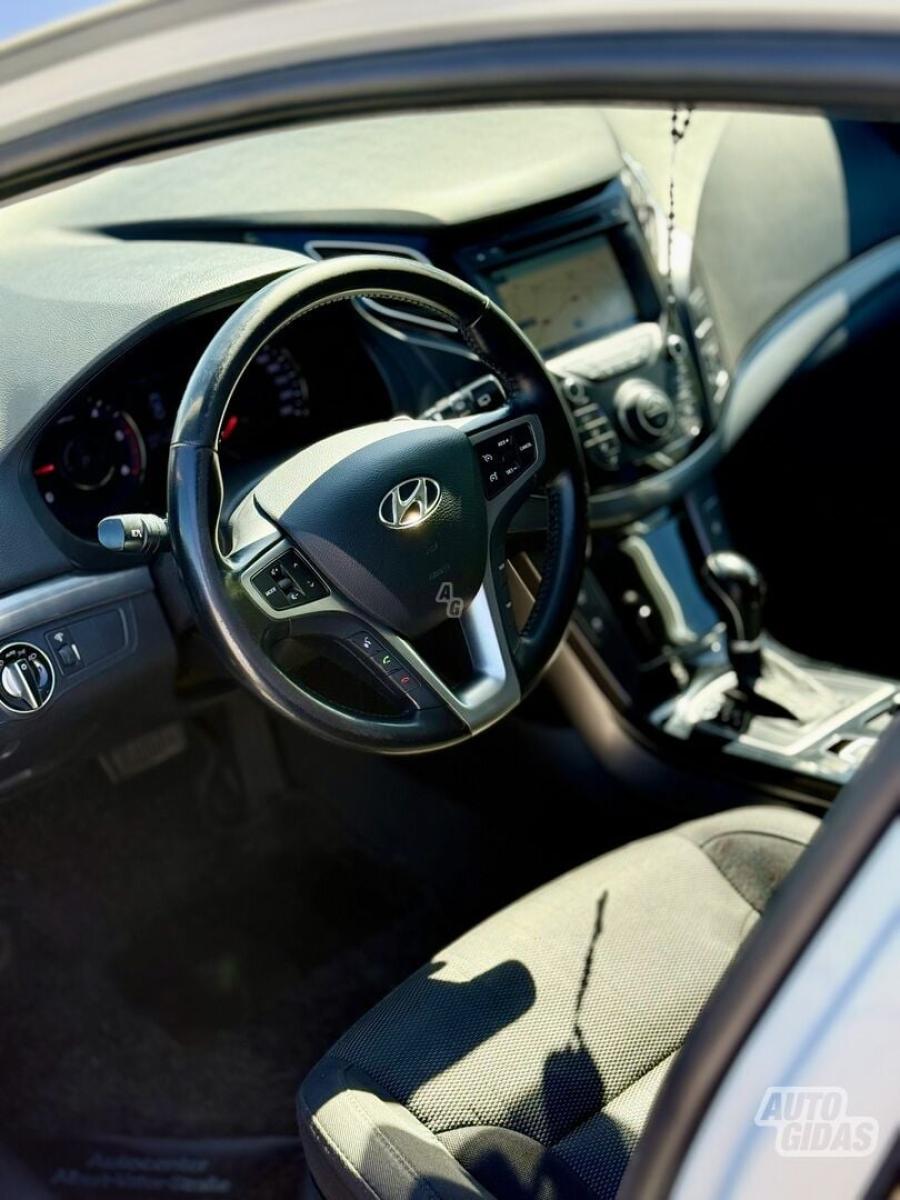 Grey Hyundai i40 2013 in Siauliai, with an engine capacity of 1.70 L and mileage of 176 thousand km for 5000 €, photo 9 on AUTOMOTO.COM.LV