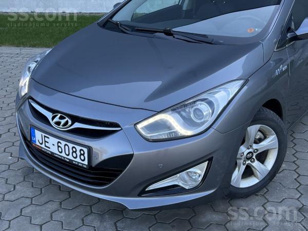 Grey Hyundai i40 2013 in Riga, with an engine capacity of 1.70 L and mileage of 224 thousand km for 3890 €, photo 3 on AUTOMOTO.COM.LV