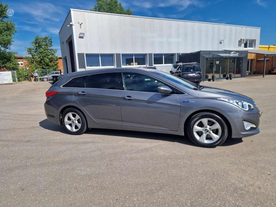Grey Hyundai i40 2013 in Ukmerge, with an engine capacity of 1.69 L and mileage of 140 thousand km for 4550 €, photo 6 on AUTOMOTO.COM.LV