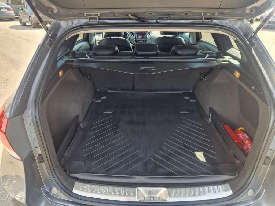 Grey Hyundai i40 2013 in Ukmerge, with an engine capacity of 1.69 L and mileage of 140 thousand km for 4550 €, photo 12 on AUTOMOTO.COM.LV