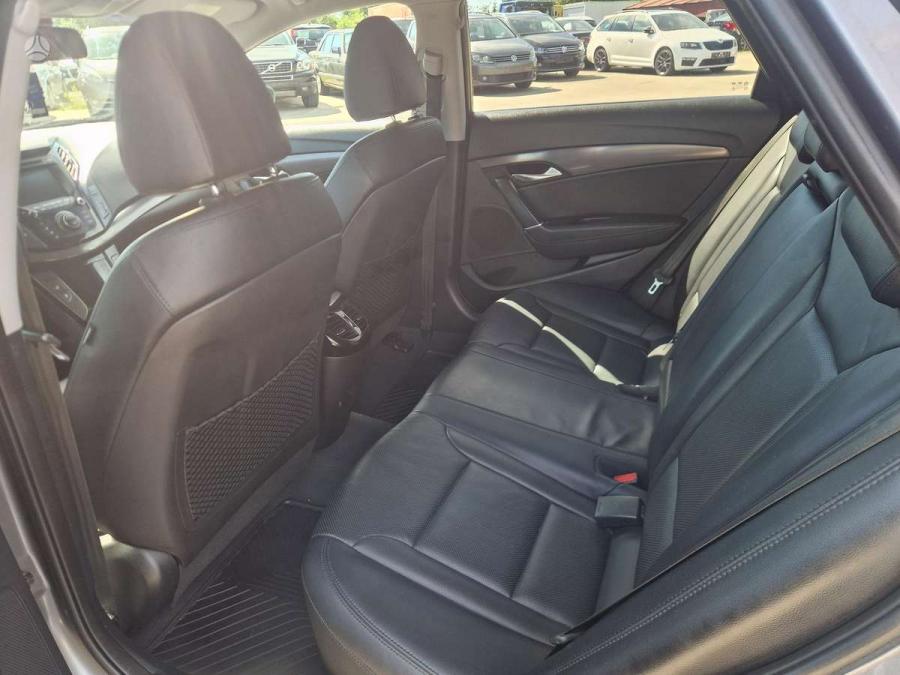 Grey Hyundai i40 2013 in Ukmerge, with an engine capacity of 1.69 L and mileage of 140 thousand km for 4550 €, photo 13 on AUTOMOTO.COM.LV
