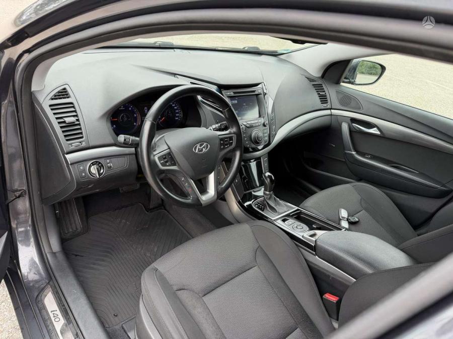 Pelēks Hyundai i40 2013 Marijampole, ar dzinēja tilpumu 1.70 L un nobraukumu 257 tūkst. km par 4950 €, foto 12 vietnē AUTOMOTO.COM.LV
