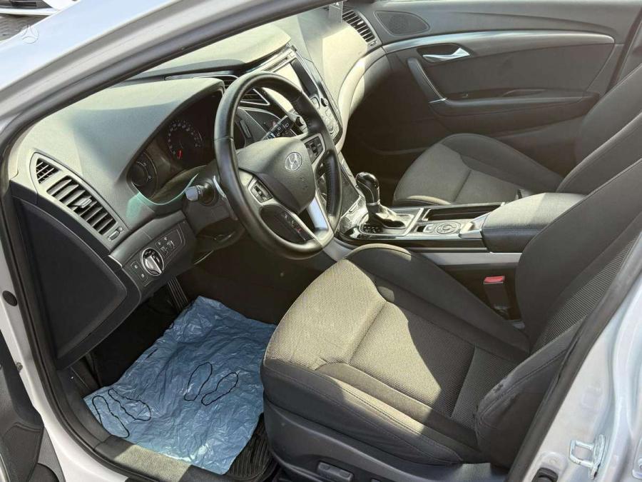 Grey Hyundai i40 2013 in Taurage, with an engine capacity of 1.69 L and mileage of 300 thousand km for 3900 €, photo 8 on AUTOMOTO.COM.LV