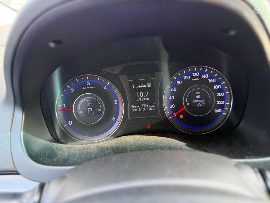 Grey Hyundai i40 2013 in Taurage, with an engine capacity of 1.69 L and mileage of 300 thousand km for 3900 €, photo 13 on AUTOMOTO.COM.LV
