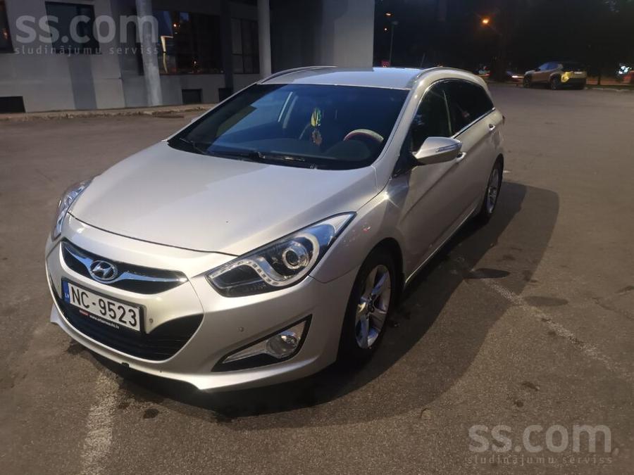 Grey Hyundai i40 2013 in Riga, with an engine capacity of 1.70 L and mileage of 290 thousand km for 4500 €, photo 1 on AUTOMOTO.COM.LV