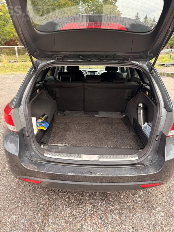 Hyundai i40 2013 in Ventspils on AUTOMOTO.COM.LV Grey Hyundai i40 2013 in Ventspils, with an engine capacity of 1.70 L and mileage of 144 thousand km for 7950 €, photo 8 on AUTOMOTO.COM.LV