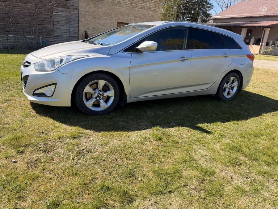 Grey Hyundai i40 2014 in Joniskis, with an engine capacity of 1.69 L and mileage of 297 thousand km for 3650 €, photo 3 on AUTOMOTO.COM.LV