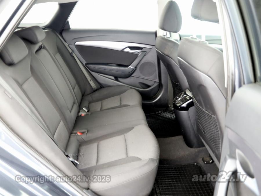 Grey Hyundai i40 2014 in Tallinn, with an engine capacity of 1.70 L and mileage of 322 thousand km for 2999 €, photo 8 on AUTOMOTO.COM.LV