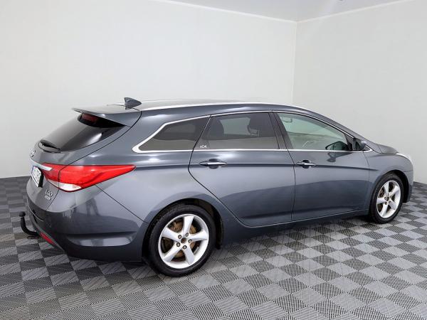 Hyundai i40 2014 in Tallinn on AUTOMOTO.COM.LV Grey Hyundai i40 2014 in Tallinn, with an engine capacity of 1.70 L and mileage of 322 thousand km for 2999 €, photo 11 on AUTOMOTO.COM.LV