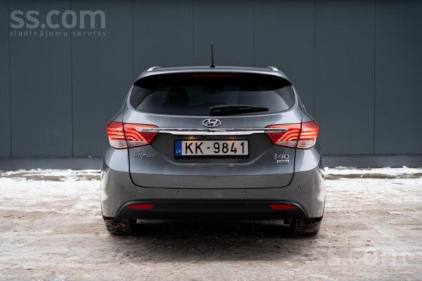 Pelēks Hyundai i40 2016 Rīga, ar dzinēja tilpumu 1.70 L un nobraukumu 293 tūkst. km par 5700 €, foto 4 vietnē AUTOMOTO.COM.LV