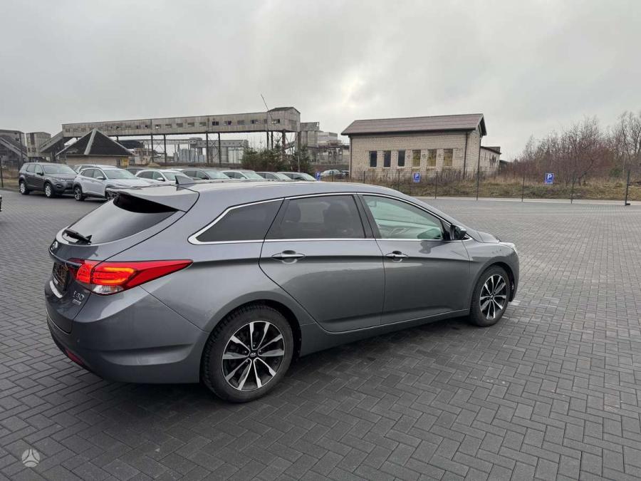 Grey Hyundai i40 2017 in Telschi, with an engine capacity of 1.69 L and mileage of 255 thousand km for 6999 €, photo 8 on AUTOMOTO.COM.LV