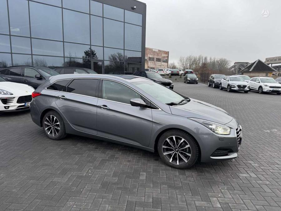 Grey Hyundai i40 2017 in Telschi, with an engine capacity of 1.69 L and mileage of 255 thousand km for 6999 €, photo 13 on AUTOMOTO.COM.LV
