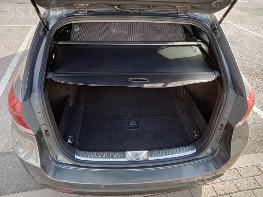 Grey Hyundai i40 2017 in Riga, with an engine capacity of 1.70 L and mileage of 325 thousand km for 6250 €, photo 4 on AUTOMOTO.COM.LV