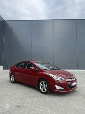 Red Hyundai i40 2012 in Siauliai, with an engine capacity of 1.69 L and mileage of 200 thousand km for 3950 €, photo  on AUTOMOTO.COM.LV
