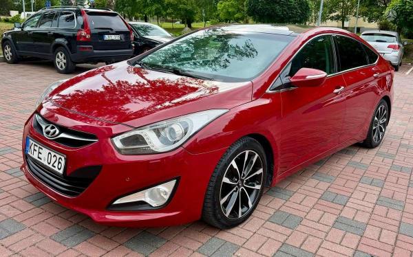 Red Hyundai i40 2013 in Vilnius, with an engine capacity of 1.69 L and mileage of 340 thousand km for 4800 €, photo 1 on AUTOMOTO.COM.LV