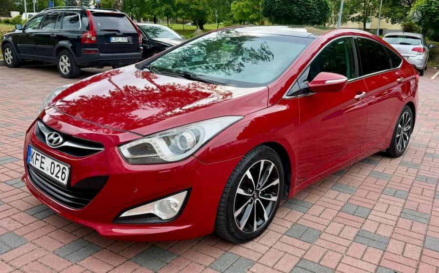 Red Hyundai i40 2013 in Vilnius, with an engine capacity of 1.69 L and mileage of 340 thousand km for 4800 €, photo 1 on AUTOMOTO.COM.LV