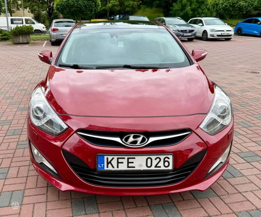 Red Hyundai i40 2013 in Vilnius, with an engine capacity of 1.69 L and mileage of 340 thousand km for 4800 €, photo 3 on AUTOMOTO.COM.LV