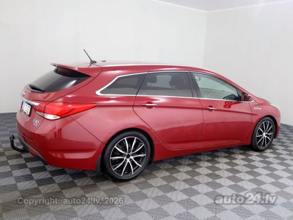 Red Hyundai i40 2012 in Tallinn, with an engine capacity of 1.70 L and mileage of 269 thousand km for 3599 €, photo 3 on AUTOMOTO.COM.LV