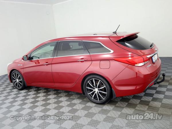 Red Hyundai i40 2012 in Tallinn, with an engine capacity of 1.70 L and mileage of 269 thousand km for 3599 €, photo 4 on AUTOMOTO.COM.LV