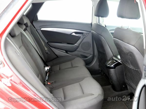 Red Hyundai i40 2012 in Tallinn, with an engine capacity of 1.70 L and mileage of 269 thousand km for 3599 €, photo 7 on AUTOMOTO.COM.LV