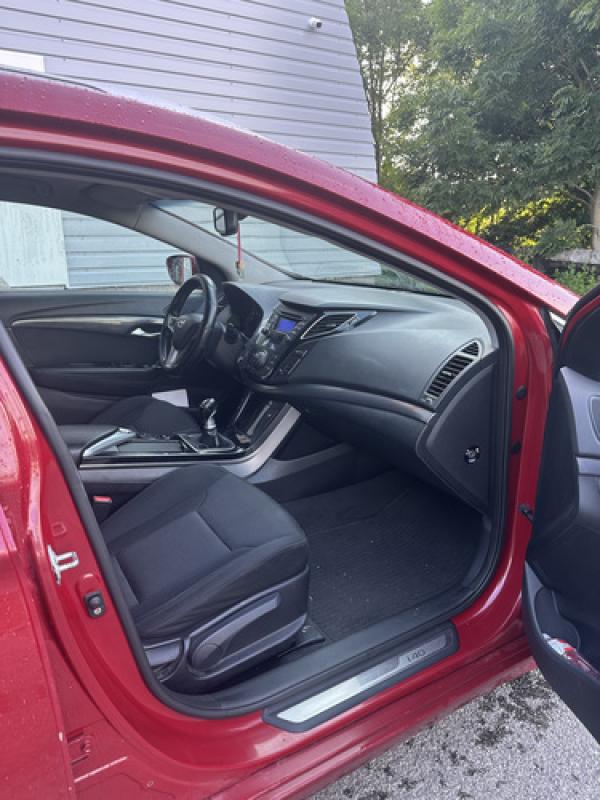 Sarkans Hyundai i40 2012 Tallina, ar dzinēja tilpumu 1.70 L un nobraukumu 268 tūkst. km par 3600 €, foto 10 vietnē AUTOMOTO.COM.LV