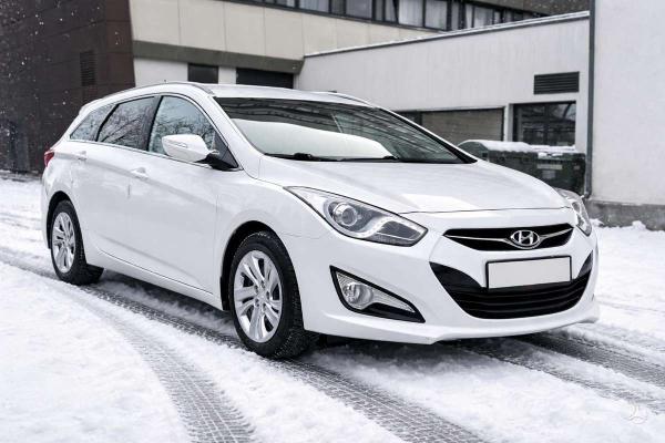 White Hyundai i40 2013 in Klaipeda, with an engine capacity of 1.69 L and mileage of 199 thousand km for 4900 €, photo 2 on AUTOMOTO.COM.LV