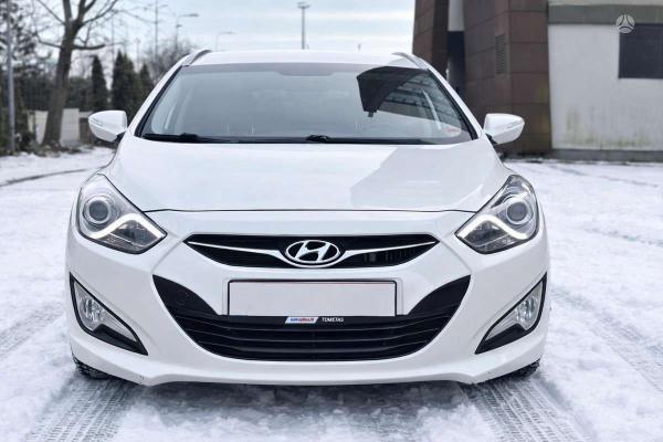 White Hyundai i40 2013 in Klaipeda, with an engine capacity of 1.69 L and mileage of 199 thousand km for 4900 €, photo 3 on AUTOMOTO.COM.LV