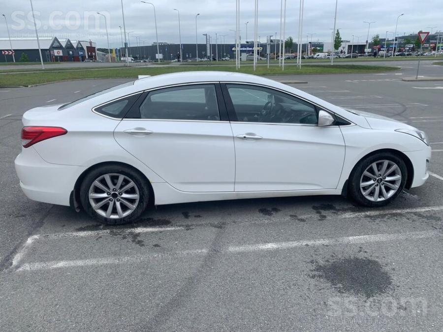 Balts Hyundai i40 2012 Rīga, ar dzinēja tilpumu 1.70 L un nobraukumu 188 tūkst. km par 5700 €, foto 3 vietnē AUTOMOTO.COM.LV