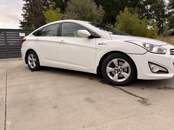 Balts Hyundai i40 2013 Kauņa, ar dzinēja tilpumu 1.59 L un nobraukumu 301 tūkst. km par 2250 €, foto 2 vietnē AUTOMOTO.COM.LV