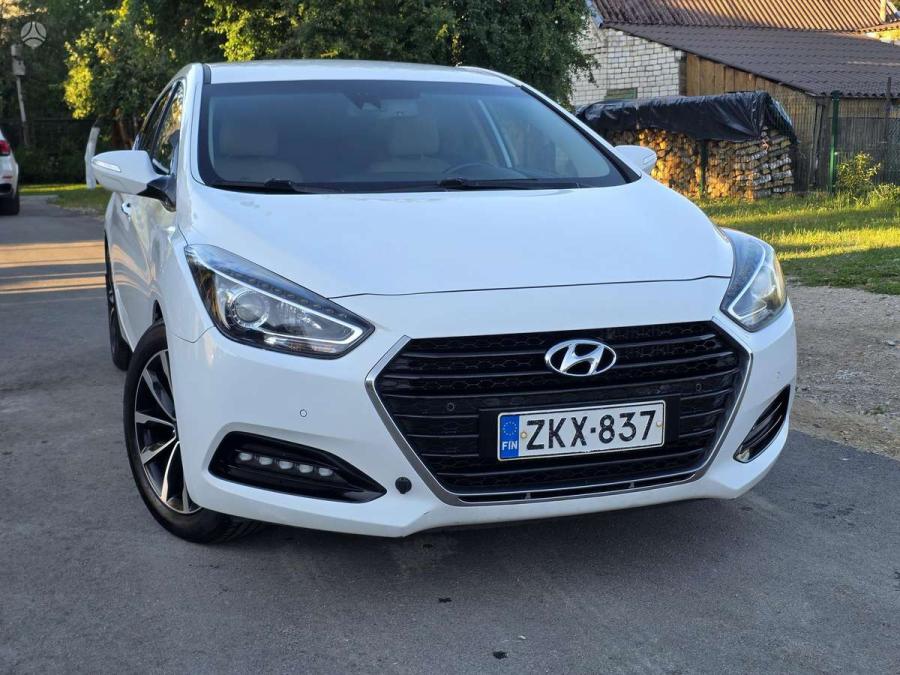 White Hyundai i40 2016 in Radviliskis, with an engine capacity of 1.69 L and mileage of 267 thousand km for 6450 €, photo 1 on AUTOMOTO.COM.LV