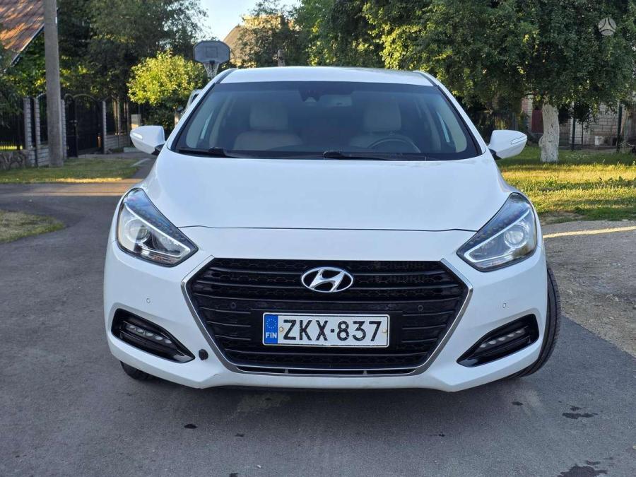 White Hyundai i40 2016 in Radviliskis, with an engine capacity of 1.69 L and mileage of 267 thousand km for 6450 €, photo 5 on AUTOMOTO.COM.LV