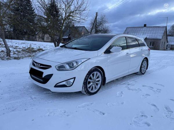 White Hyundai i40 2011 in Ukmerge, with an engine capacity of 1.69 L and mileage of 270 thousand km for 3600 €, photo 1 on AUTOMOTO.COM.LV