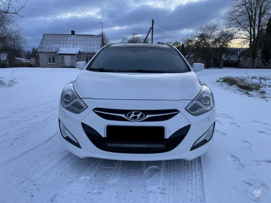 White Hyundai i40 2011 in Ukmerge, with an engine capacity of 1.69 L and mileage of 270 thousand km for 3600 €, photo 2 on AUTOMOTO.COM.LV