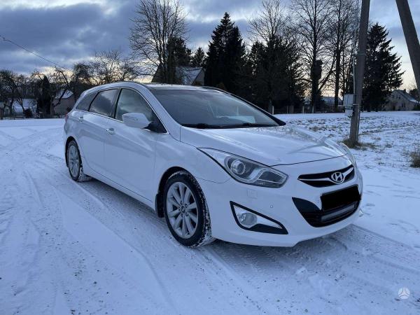 White Hyundai i40 2011 in Ukmerge, with an engine capacity of 1.69 L and mileage of 270 thousand km for 3600 €, photo 3 on AUTOMOTO.COM.LV