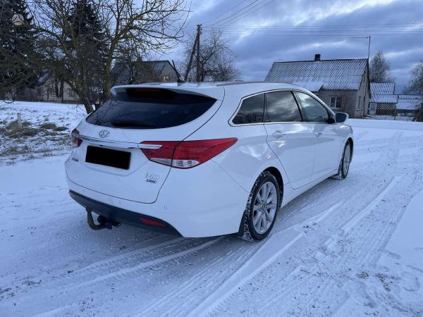 White Hyundai i40 2011 in Ukmerge, with an engine capacity of 1.69 L and mileage of 270 thousand km for 3600 €, photo 5 on AUTOMOTO.COM.LV