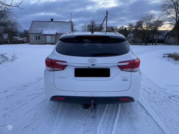 White Hyundai i40 2011 in Ukmerge, with an engine capacity of 1.69 L and mileage of 270 thousand km for 3600 €, photo 6 on AUTOMOTO.COM.LV