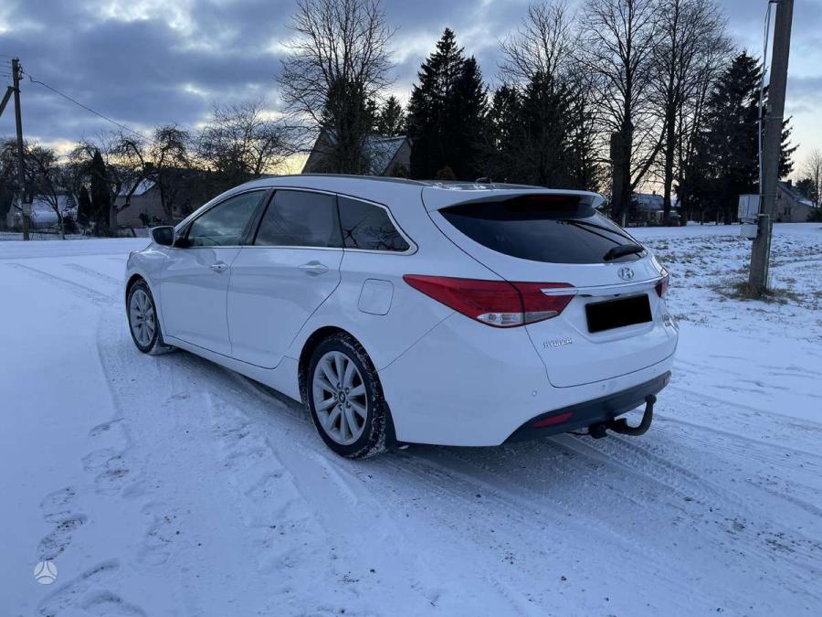 White Hyundai i40 2011 in Ukmerge, with an engine capacity of 1.69 L and mileage of 270 thousand km for 3600 €, photo 7 on AUTOMOTO.COM.LV