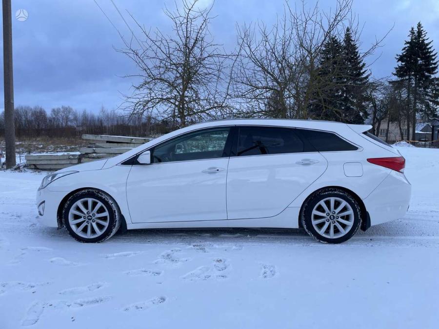 White Hyundai i40 2011 in Ukmerge, with an engine capacity of 1.69 L and mileage of 270 thousand km for 3600 €, photo 8 on AUTOMOTO.COM.LV