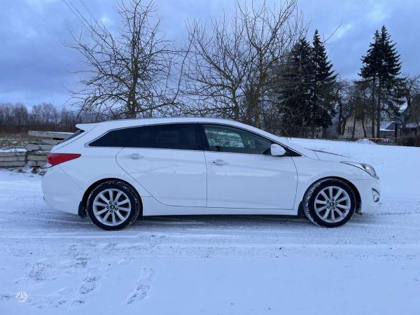 White Hyundai i40 2011 in Ukmerge, with an engine capacity of 1.69 L and mileage of 270 thousand km for 3500 €, photo 4 on AUTOMOTO.COM.LV