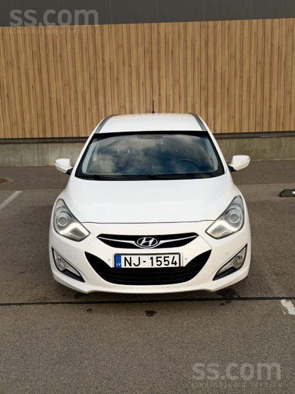 Balts Hyundai i40 2011 Rīga, ar dzinēja tilpumu 1.70 L un nobraukumu 266 tūkst. km par 4250 €, foto 1 vietnē AUTOMOTO.COM.LV